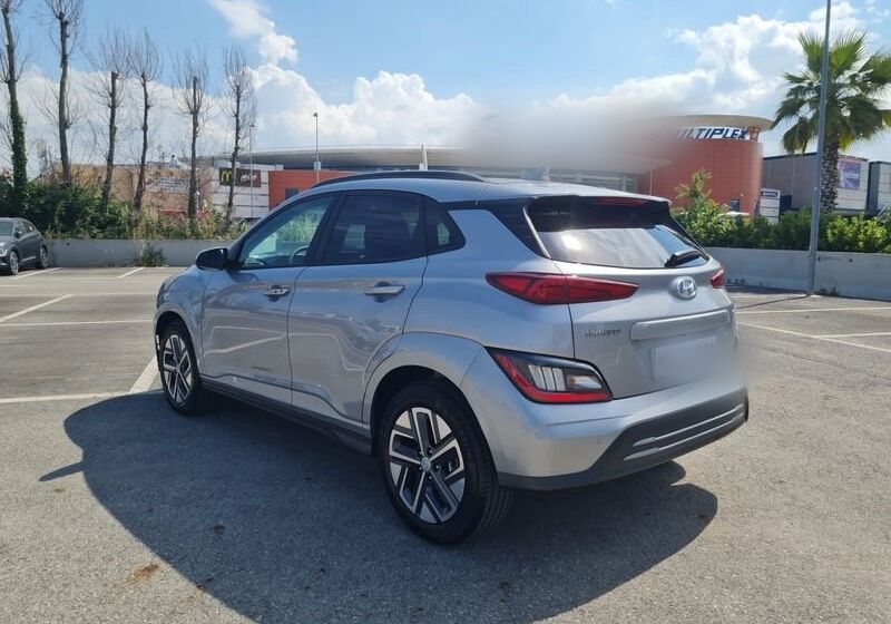 Hyundai Kona Shimmering silver CrossOver 8W0CVW8 | Facile.it